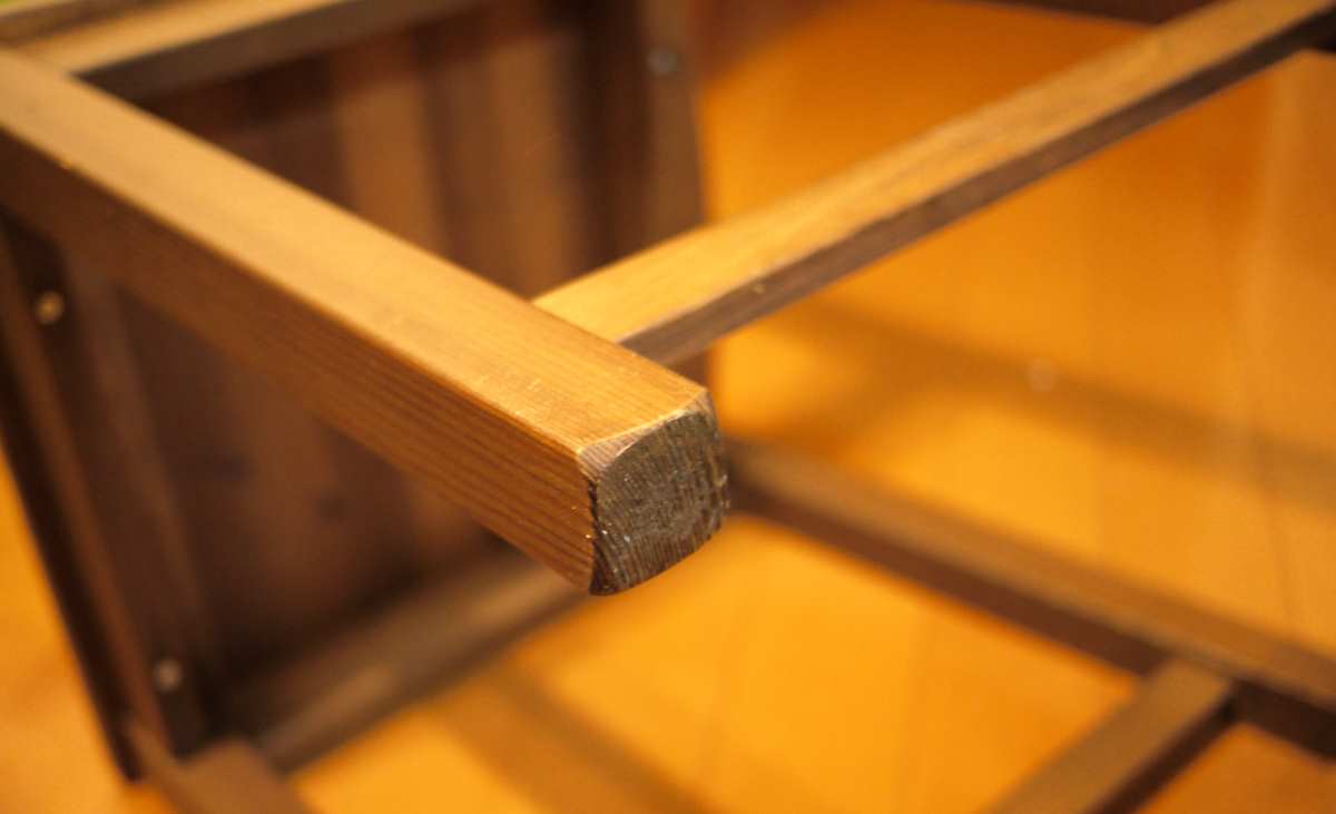 椅⼦の脚によるフローリングの床の傷防⽌にはコレ！ - YashuLog